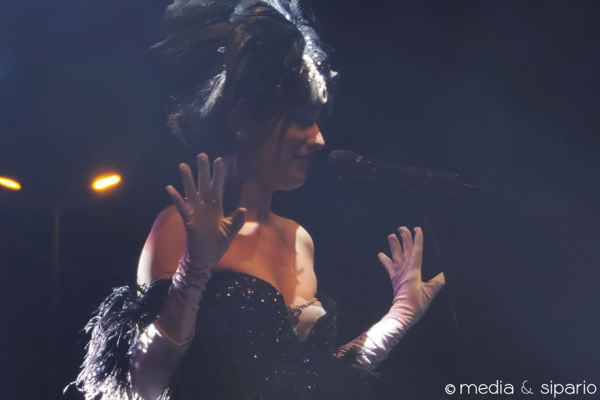 Grace Hall e burlesque: una giocosa seduzione