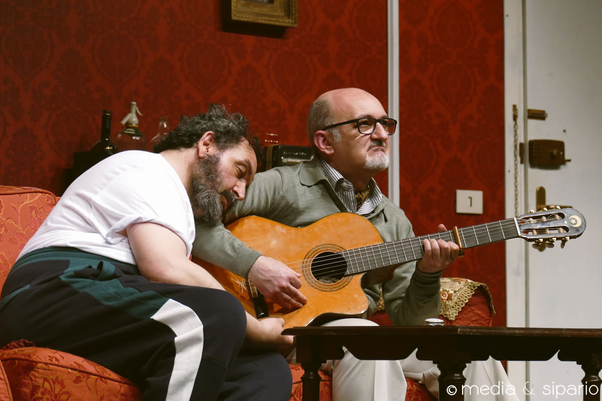 Una casa di pazzi (recensione)